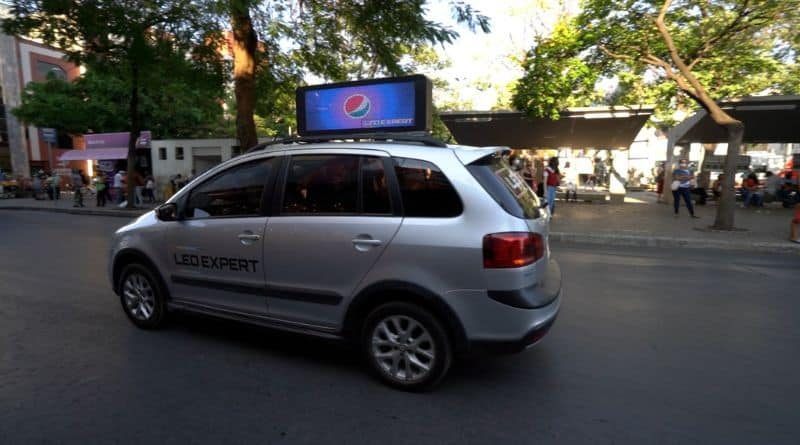 Startup oferece telas de LED para táxis e gera receita a motoristas ...